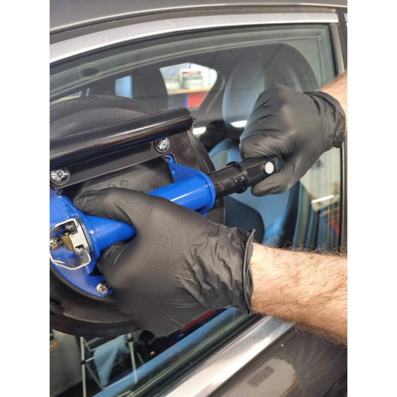 Automatic plunger for suction cup
